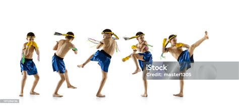 흰색 배경에 타이어 권투를 운동 하는 어린 소년 전투기 연습 무술 훈련 운동 순간잡기 운동의 진화 10 11세에 대한 스톡 사진 및 기타 이미지 Istock