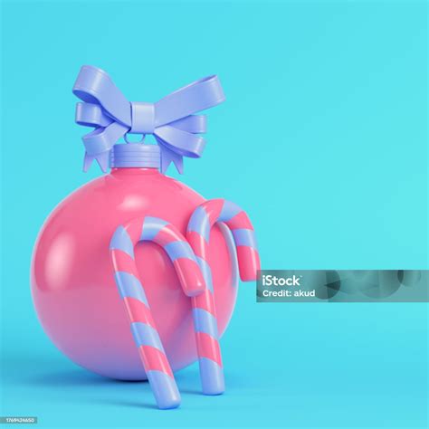 분홍색 크리스마스 값싼 물건 와 활 와 Teo 사탕 지팡이 와 파스텔 색상의 밝은 파란색 배경에 0명에 대한 스톡 사진 및 기타 이미지 Istock