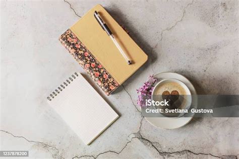 노트북이 있는 테이블에는 카푸치노와 거품이 하트 모양의 펜입니다 커피 마실 것에 대한 스톡 사진 및 기타 이미지 커피 마실 것 갈색 개념 Istock