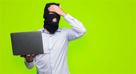 비즈니스 해커 맨 손으로 머리에 강조는 컴퓨터 노트북을 들고 충격 수치심과 깜짝 얼굴로 분노와 좌절 두려워 하 고 실수에 대 한 화가 슬픔에 대한 스톡 사진 및 기타 이미지