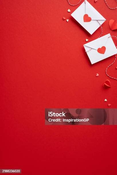 빨간색 배경에 빨간색 하트와 흰색 봉투가 있는 발렌타인 데이 세로 테마 이미지로 사랑과 로맨스를 상징합니다 배경 주제에 대한 스톡 사진 및 기타 이미지 Istock