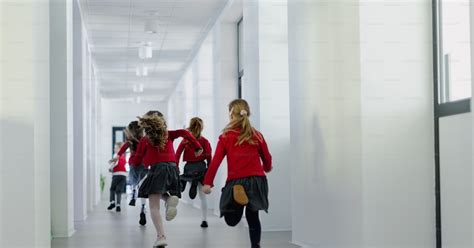 교복을 입은 학생들이 학교 복도를 달리는 뒷모습 사진 Unsplash의 교복 이미지