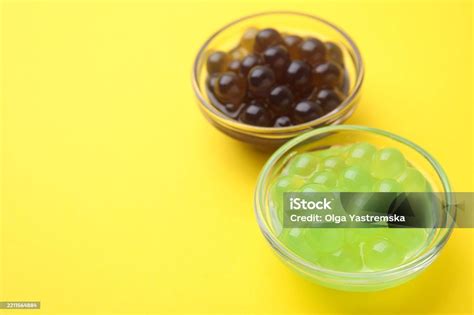 노란색 배경에 그릇에 있는 컬러 타피오카 진주 근접 촬영 텍스트를 위한 공간 건강한 생활방식에 대한 스톡 사진 및 기타 이미지 건강한 생활방식 건강한 식생활 구