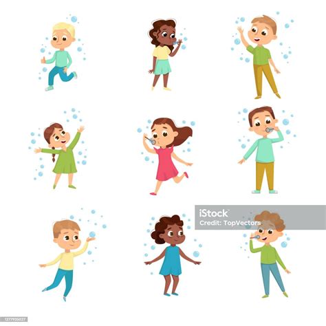 귀여운 소년과 소녀 불고 비누 거품 세트 사랑스러운 아이들은 비누 거품 만화 스타일 벡터 일러스트와 재미를 데 기포에 대한 스톡