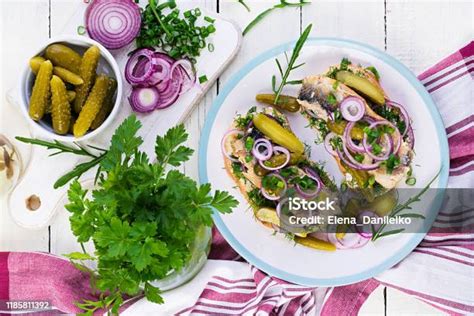 흰색 테이블에 청어와 피클 오이를 곁들인 전통 네덜란드 샌드위치 스모레브리드탑 뷰 Smorrebrod에 대한 스톡 사진 및 기타 이미지 Smorrebrod 건강한