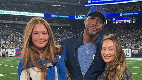 Michael Strahans Daughter Isabella 20 Offers Update After Brain