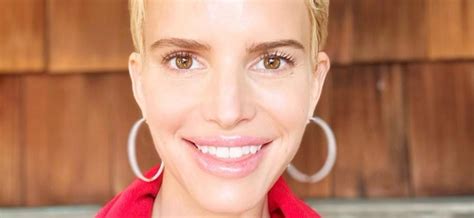 Jessica Simpson In Bikini Shows Off Pool Yogis With A Guest