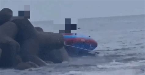 제트스키가 끌던 보트 방파제에 쾅사람 떨어졌는데 계속 가더라