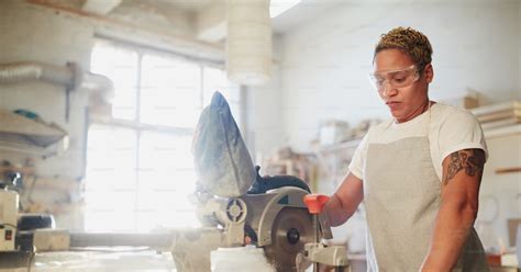 나무 판자 가공을 위해 전기 원형 톱을 사용하는 작업복의 전문 목수 사진 Unsplash의 전기 톱 이미지