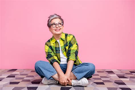 짧은 머리로 옷을 입은 격자 무늬 셔츠를 입고 바닥에 앉아 분홍색 배경에 고립 된 빈 공간을 보는 노인의 전체 크기 사진 광고에 대한 스톡 사진 및 기타 이미지 Istock