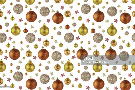 크리스마스와 새해엽수 여러 가지 빛깔의 공과 별은 무작위로 흰색 배경에 흩어져 있습니다 구에 대한 스톡 사진 및 기타 이미지 구 실 제작물 크리스마스 조명 Istock