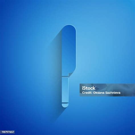 파란색 배경에 격리 된 종이 절단 나이프 아이콘 칼 기호입니다 종이 아트 스타일입니다 벡터 일러스트레이션 강철에 대한 스톡 벡터 아트 및 기타 이미지 Istock