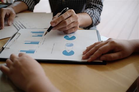 비즈니스 사람들 회의 디자인 아이디어 전문 투자자 프로젝트를 새로운 시작 일 개념입니다 사무실에서 계획 하는 사업 2명에 대한 스톡 사진 및 기타 이미지 Istock