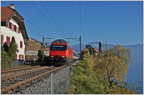 Eine Sbb Re 460 Ist Bei St Saphorin Mit Einem Ir 90 Auf Dem Weg Von