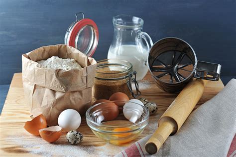 베이킹을위한 제품의 집합입니다 프레임에서 밀가루 우유 설탕 메추라기 계란과 닭 계란 밀가루 체질 롤링 핀 노른자와 단백질 계란 껍질 그릇 케이크에 대한 스톡 사진 및 기타