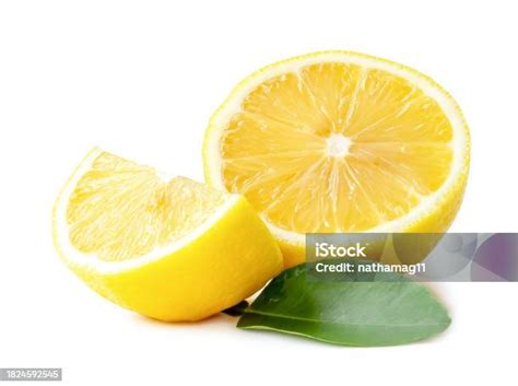 신선한 노란색 레몬 반 분기 잎 흰색 배경에 고립 된 클리핑 경로 레몬에 대한 스톡 사진 및 기타 이미지 레몬 흰색 배경 잎 Istock