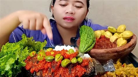 MAKAN IKAN MAS SAMBEL PETE ‼️ OSENG PARE SAMBEL LALAPAN JENGKOL MUDA PARE MENTAH SELADA - YouTube
