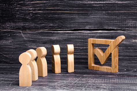 라이브 라인 사람들의 상자에 틱에 함께 서 있다 선거와 사회 기술 개념입니다 자원 봉사자 정당 후보자 지역구 유권자입니다 인간의 권리입니다 3차원 형태에 대한 스톡 사진 및