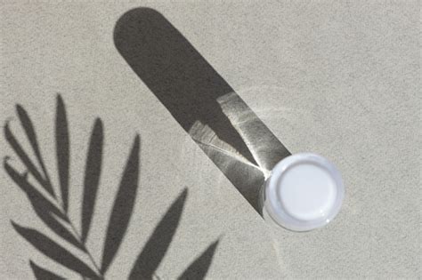 회색 배경에 로션 세럼 또는 에센셜 오일열대 식물과 병에서 그림자 개념에 대한 스톡 사진 및 기타 이미지 개념 개체 그룹 건강한 생활방식 Istock