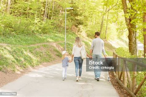 행복 한 가족 산책 화창한 봄 날에 공원을 던져 아버지는 아이 들을 위해 스쿠터를 밀어 가족에 대한 스톡 사진 및 기타 이미지 가족 남자 남편 Istock