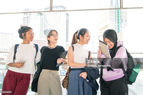 네 명의 다인종 젊은 여성 학생들이 웃고 있습니다 학생에 대한 스톡 사진 및 기타 이미지 학생 중국 민족 대학교 Istock