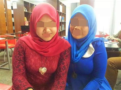 11 Gambar Gadis Bertudung Berpakaian Tunjuk Dada Baca Je