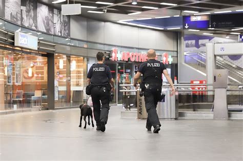Gelsenkirchen Polizei Erwischt Paar Beim Sex Im Hauptbahnhof Mopo
