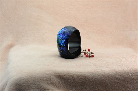 무료 이미지 반지 빨간 색깔 푸른 보석류 원 장식 팔찌 닫다 선물 공예 귀걸이 결정 모양 매크로 사진 손목띠 패션 액세서리 4256x2832