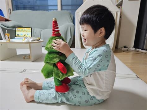 33개월 수달이가 침 흘릴 정도로 좋아하는 장난감 미리 메리 크리스마스 선물 춤추는 트리 인형 추천 춤추는 선인장 경험한 3세 아이 네이버 블로그