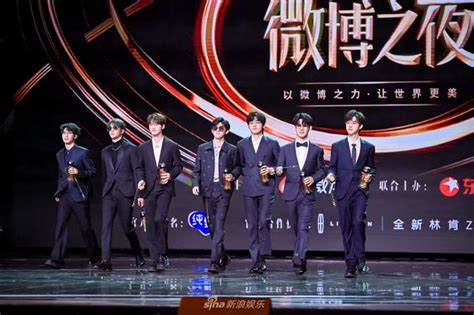 时代少年团获微博年度影响力组合荣誉 拿保温杯走秀超有趣新浪图片