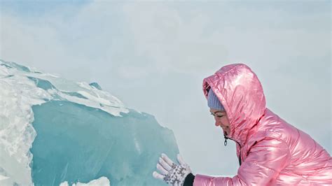 얼어붙은 호수 바이칼의 금이 간 얼음 위를 걷고 있는 소녀 여자 트래브 걷기에 대한 스톡 사진 및 기타 이미지 걷기 겨울
