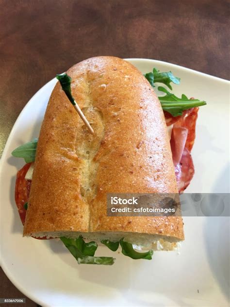 훈제 살 햄 살라미와 프로 볼로 네 치즈 바 질 마요네즈와 함께 신선한 Arugula의 Hogagie 롤 샌드위치 0명에 대한