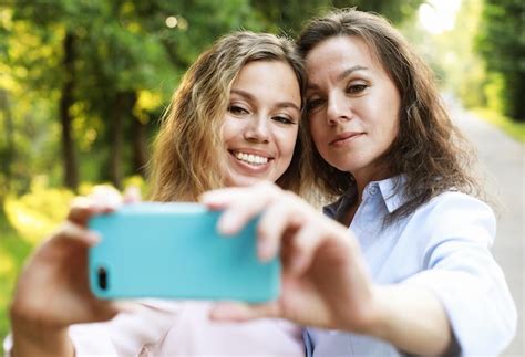 Madre Madura E Hija Adulta Están Haciendo Selfie Por Teléfono Móvil En