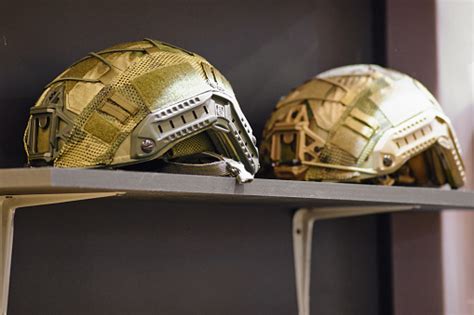 군복 가게에서 볼 수 있듯이 카키색 군복 세트의 군인 헬멧 스포츠 헬멧에 대한 스톡 사진 및 기타 이미지 스포츠 헬멧 위장 의류 클로즈업 Istock