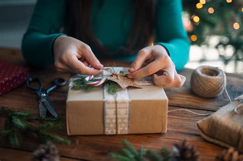 여자는 소박한 제로 폐기물 크리스마스를위한 플라스틱 무료 선물 패키지를 만듭니다 자연 Aestetic 공휴일에 대한 스톡 사진 및 기타 이미지 Istock