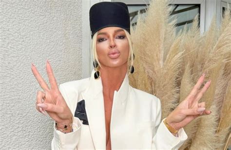 Карлеуша во корсет и тантела Пејачката и во елегантно издание е