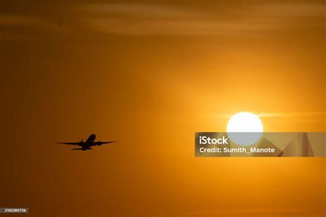 맑은 오렌지색과 보라색 일몰에 공항에 착륙하는 비행기의 뒷모습 실루엣 활주로 0명에 대한 스톡 사진 및 기타 이미지 0명 개인 비행기 경관 Istock