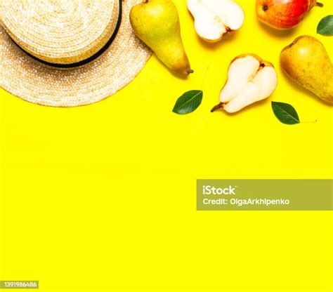 익은 신선한 녹색 빨간 배 노란색 배경 플랫에 밀짚 모자는 상단보기 복사 공간을 놓습니다 과일 배경 유기농 건강 식품 수확 개념 배와 녹색 잎이있는 창조적 인 배경 개체