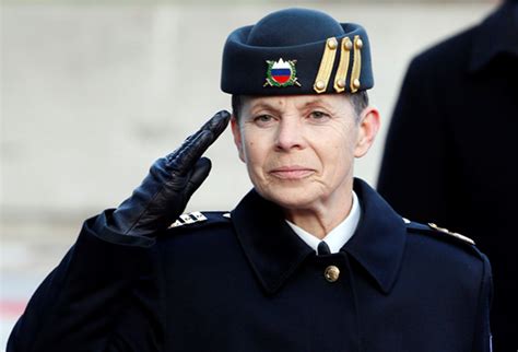 Словенийн зэвсэгт хүчнийг эмэгтэйн хүн командална