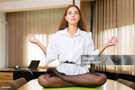 사무실에서 테이블에 연꽃 포즈에서 명상 젊은 비즈니스 여성 20 24세에 대한 스톡 사진 및 기타 이미지 20 24세 감정 균형 Istock