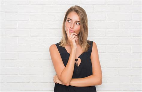 질문 매우 혼란 스 러 워 아이디어에 대해 흰색 벽돌 벽 심각한 얼굴 생각에 아름 다운 젊은 여자 개념에 대한 스톡 사진 및 기타 이미지 Istock