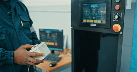 기계 엔지니어는 중장비 제조 및 공장 장비를 제어합니다 생산 개발을 모니터링하는 기계공 작업장 노동자 및 창고 기술자의 근접 촬영 작동하기에 대한 스톡 사진 및 기타 이미지