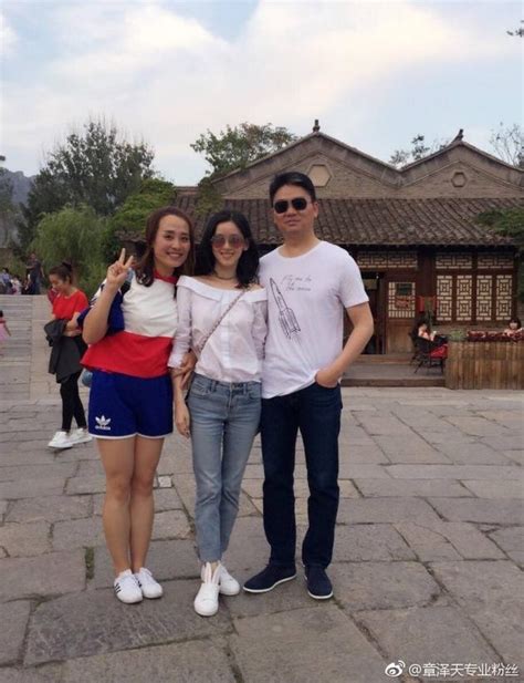 刘强东奶茶妹妹出门游玩 穿着简单遮不住好身材手机新浪网