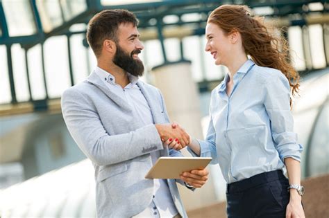 잘생긴 남자와 비즈니스 파트너로 서 아름 다운 여자의 그림 개념에 대한 스톡 사진 및 기타 이미지 개념 거리 기업 문화 Istock