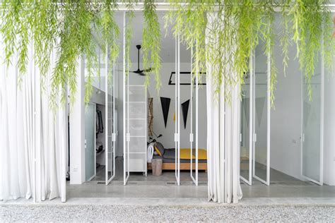 Core Design Workshop Organises Introverse House Around Large Garden