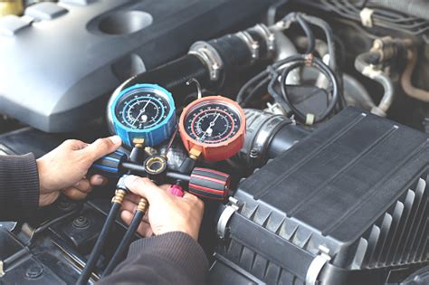 자동차 에어컨 검사 서비스 누출 감지 충전 냉매 전문 기술자에 의해 자동차의 장치 및 미터 액체 냉각 건강한 생활방식에 대한 스톡 사진 및 기타 이미지 Istock