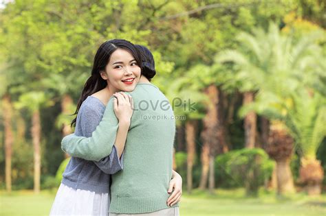 어머니와 딸 피크닉 공원 포옹 사진 무료 다운로드 Lovepik