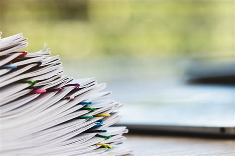 학교 관리와 검사 대기 테이블에 다채로운 종이 클립 보관에 쌓아 미완성된 숙제의 더미를 닫습니다 서류의 스택입니다 교육 및 비즈니스 개념입니다 검색에 대한 스톡 사진 및