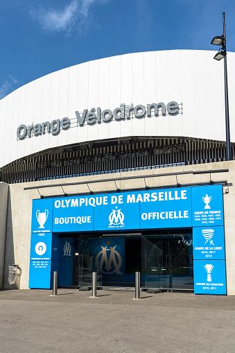 전경에 있는 클럽의 공식 저장소의 입구와 마르세유 프랑스 오렌지 벨 로드 롬 경기장의 외관의 보기 올림 피크 드 마르세유에 대한 스톡 사진 및 기타 이미지 Istock