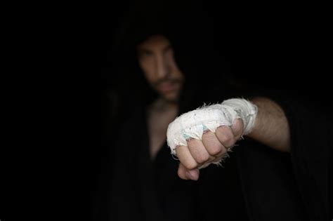 후드의 프로 코카서스 전투기는 럼블 로우 키 선택 된 초점 전에 하나의 테이핑 손으로 펀치 제스처를 보여줍니다 준비에 대한 스톡 사진 및 기타 이미지 Istock